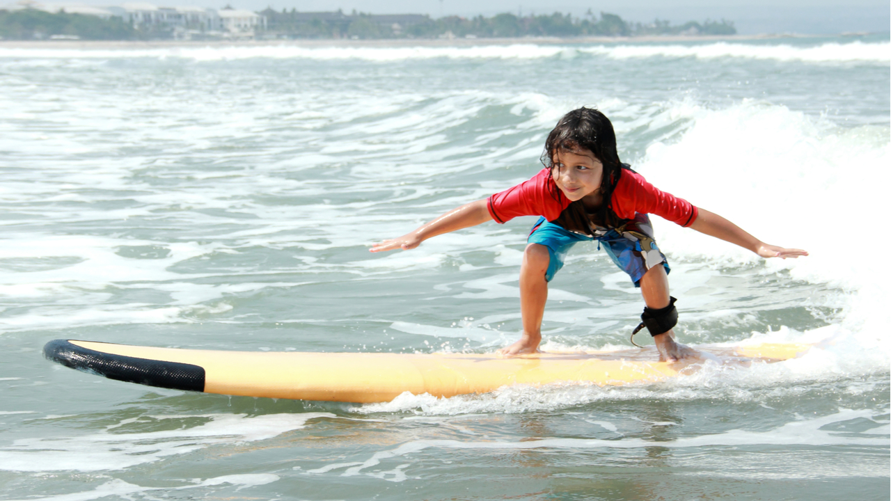 5 razones por las que tus hijos deberían aprender a surfear